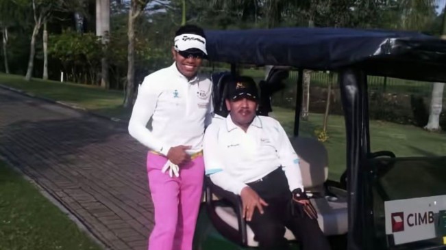 Viral Foto Lawas Ahmad Sahroni Jadi Caddy Golf, Celana Pink Bikin Netizen Salfok